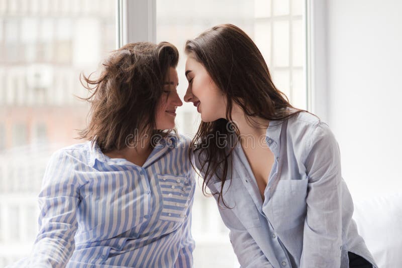 Deux Jeunes Femmes Dans Le Lit Se Touchent Doucement Photo Stock