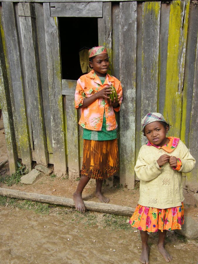 Deux filles malgaches photo éditorial. Image du traditionnel - 20398181