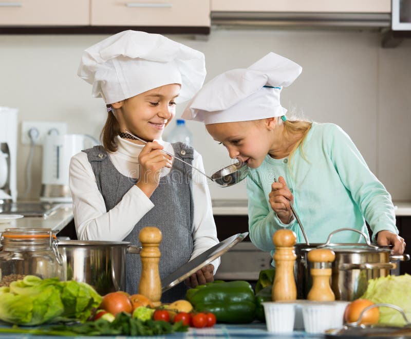 Deux Filles Se Préparant à Une Action Lesbienne Vicieuse Image Stock