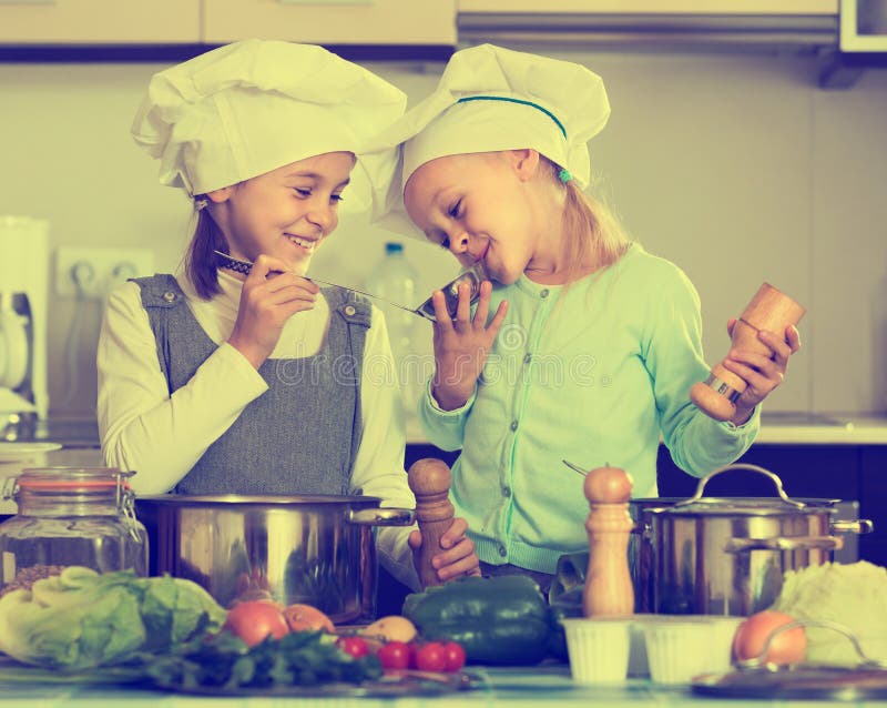 Deux Filles Se Préparant à Une Action Lesbienne Vicieuse Image Stock