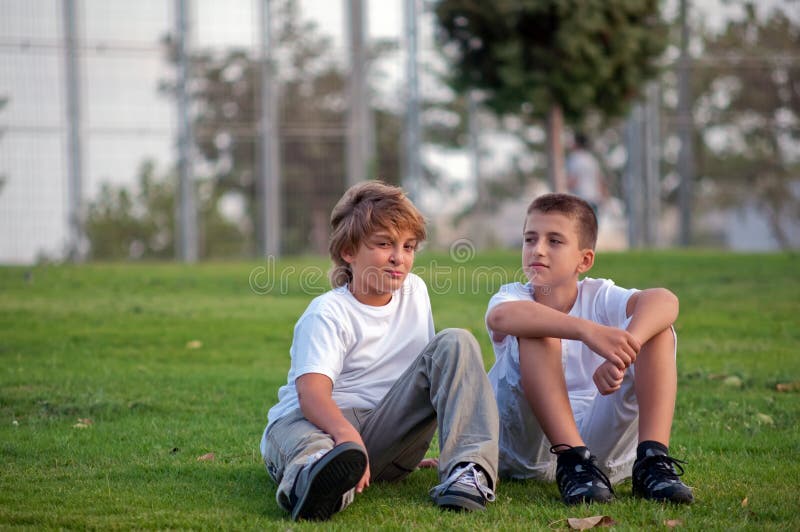 Deux Jeunes Garçons Dehors Sourire Et Rire Amitié De Concept Photo ...