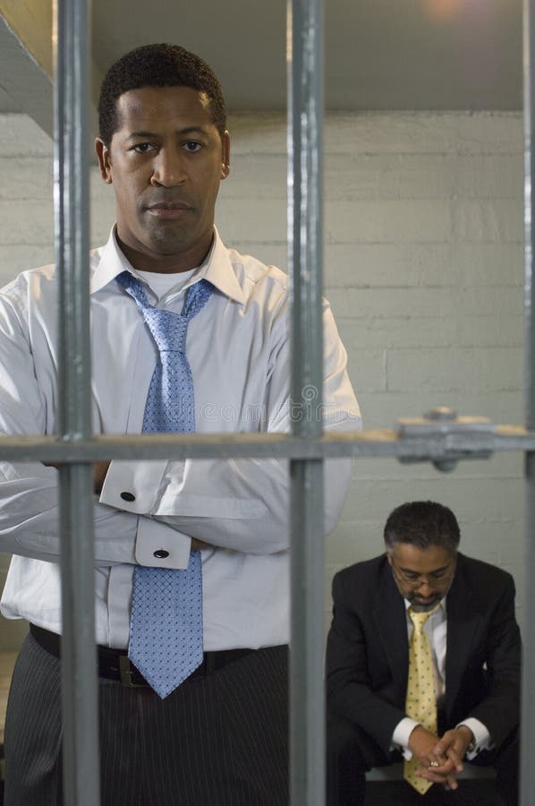Deux Hommes En Cellule De Prison Photo stock - Image du affaires ...