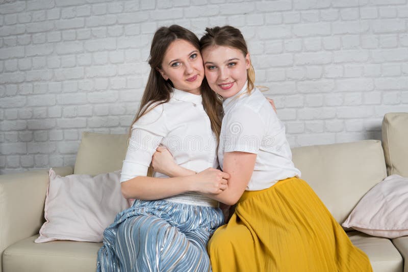 Deux Jeunes Filles Sasseyent Sur Le Divan Image Stock Image Du Fille