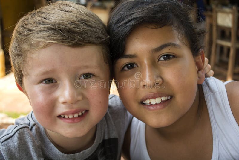 Deux Jeunes Garçons Heureux Image stock - Image du gosses, couples ...