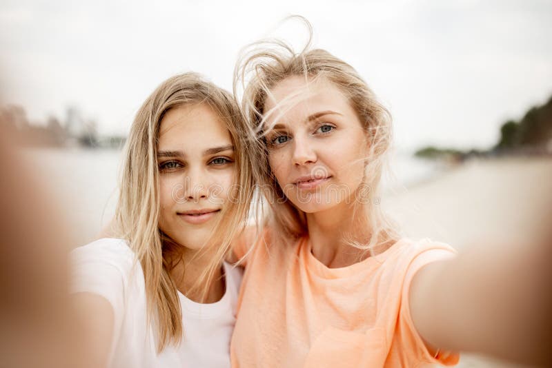 Deux Jeunes Jolies Filles Blondes Prennent Un Selfie Sur La Plage Un