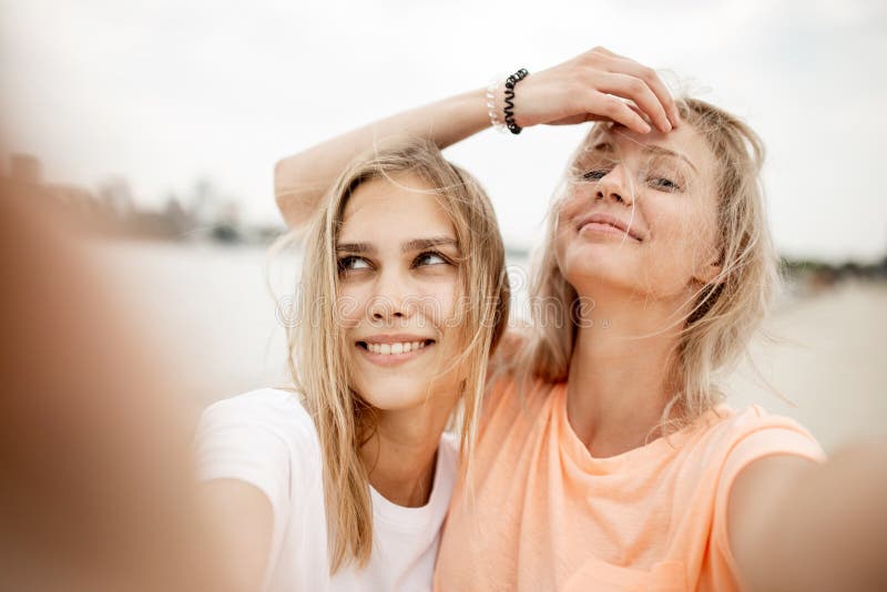 Deux Jeunes Jolies Filles Blondes Prennent Un Selfie Sur La Plage Un