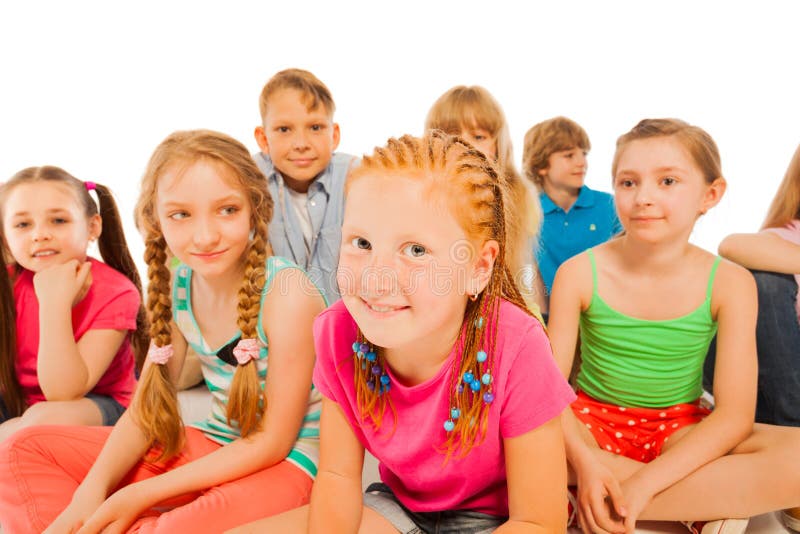 Deux Petites Filles Heureuses S'asseyent Dans Le Groupe D'amis Image ... Deux Petites Filles Heureuses S'asseyent Dans Le Groupe D'amis Image ...