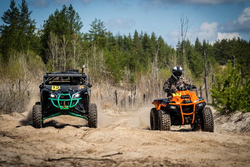 Cycliste Professionnel Quad Rapide Sur Sable. Quad Racing Atv 4x4 Image ...