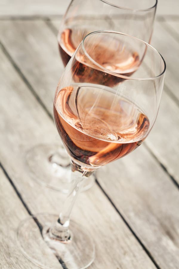 Deux verres de vin rosé image stock. Image du boisson - 99208625