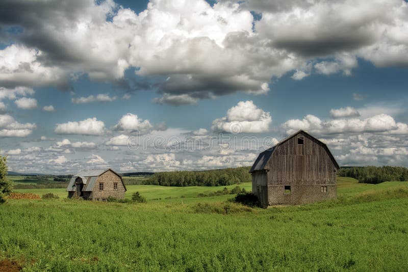 Vieille Grange En Bois Contre Un Ciel Bleu Photo stock - Image du ...