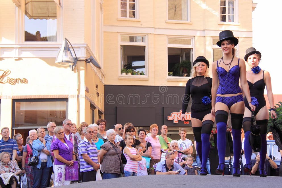 Deventer Do Desfile De Moda Da Roupa Interior Da Rua Foto Editorial ...