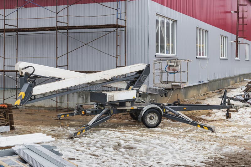 The Device of the Facade of the Building Using a Platform for Lifting ...