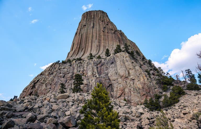 Dramatic Rise of the Devils Tower, Devils Tower National Monument ...