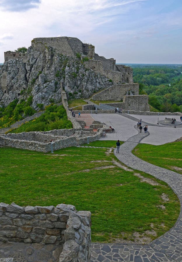 Castillo De Devin En Eslovaquia Foto de archivo - Imagen de eslovaquia ...