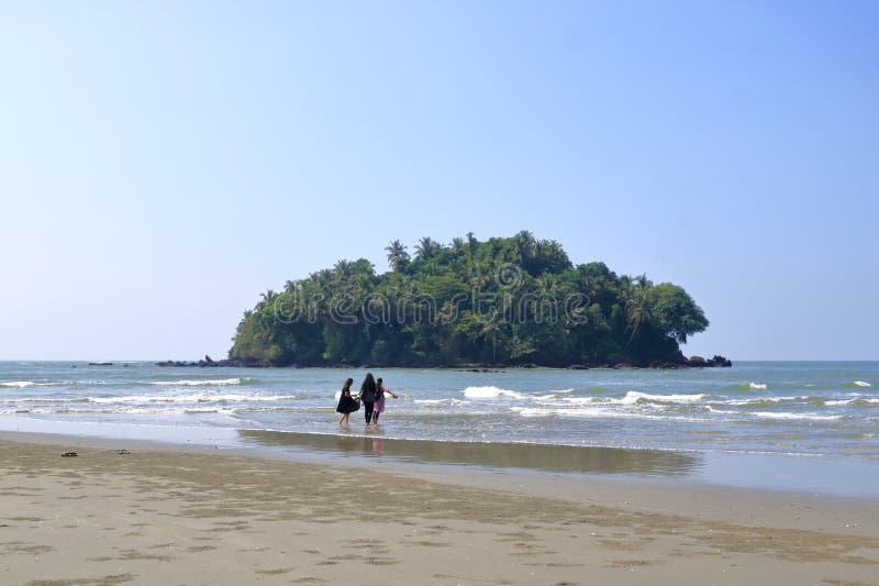 Dharmadam Island and Beach in Kannur, Kerala, India Editorial Stock ...