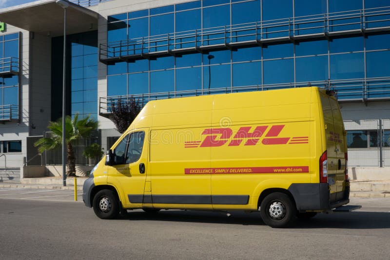 DHL lastbil redaktionell fotografering för bildbyråer. Bild av stort ...