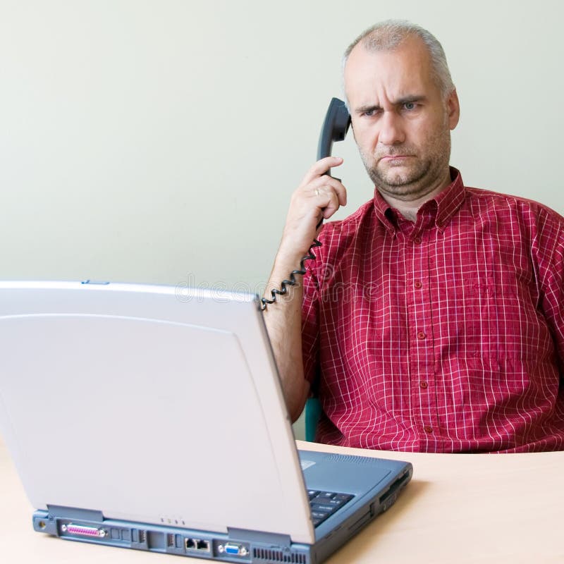 Impiegato Di Concetto Confuso Che Rivolge Al Telefono Immagine Stock ...