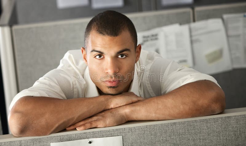 Impiegato Felice in Ufficio Con Colleghi Immagine Stock - Immagine di ...