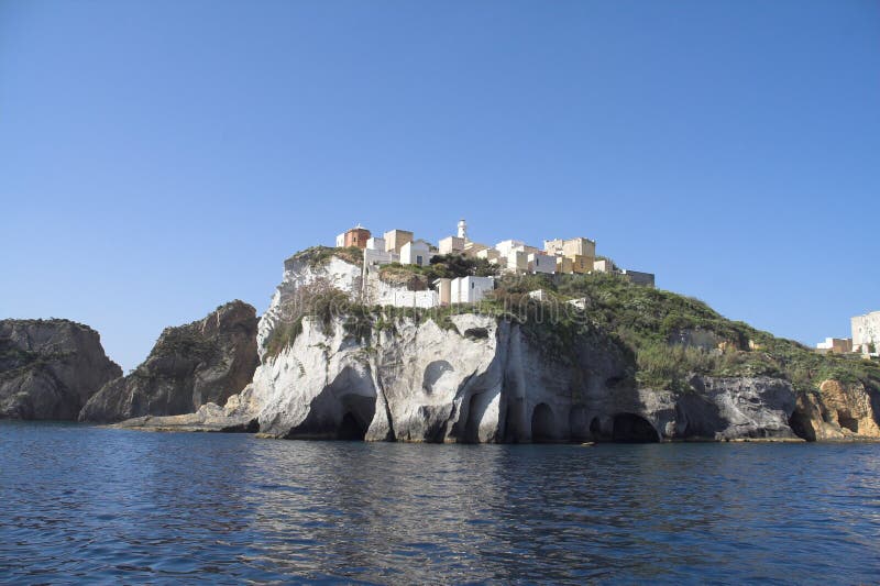 海岛意大利ponza 库存图片. 图片 包括有 海岛, 小岛, 横幅提供资金的, 岩石, 夏天, 天空, 半岛 - 18923957