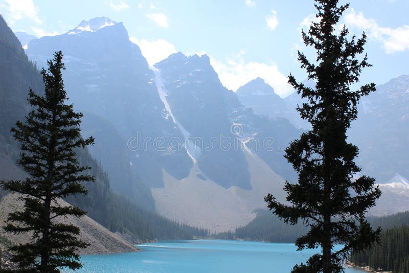 Dia nevado no lago moraine imagem de stock. Image of feriado - 256950529