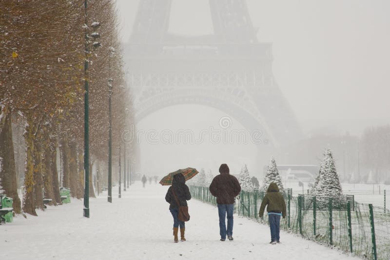 Dia nevado em Paris imagem de stock. Imagem de turismo - 8002031