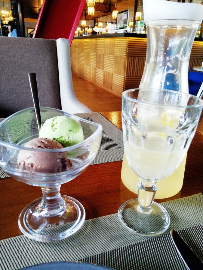 Dia quente imagem de stock. Imagem de gelo, quente, creme - 153450479