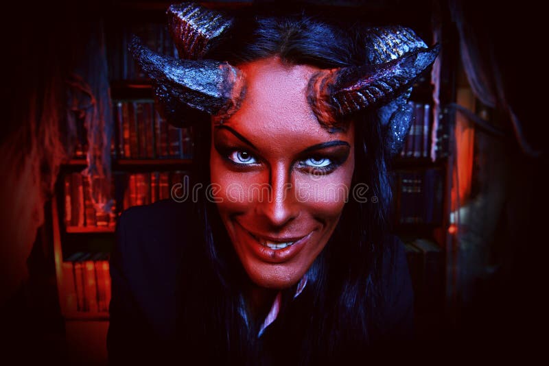 Diable de sourire photo stock. Image du diable, crainte - 43851726