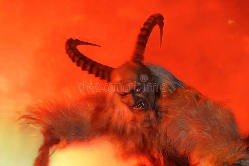 Diablo Terrible Con Los Cuernos Largos En Infierno Imagen editorial ...