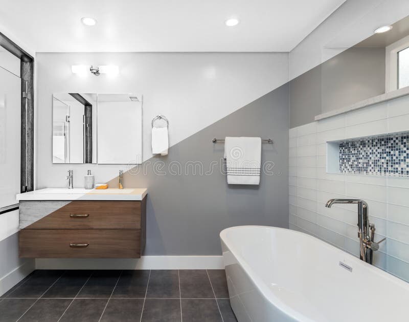 Diagonal Split Screen of Luxury Bathroom - Illustration. Stock ...