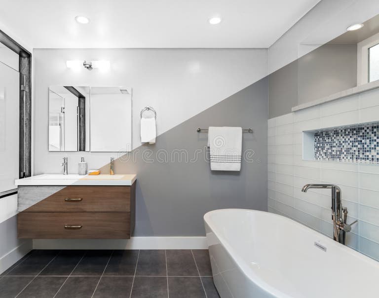 Diagonal Split Screen of Luxury Bathroom - Illustration. Stock ...