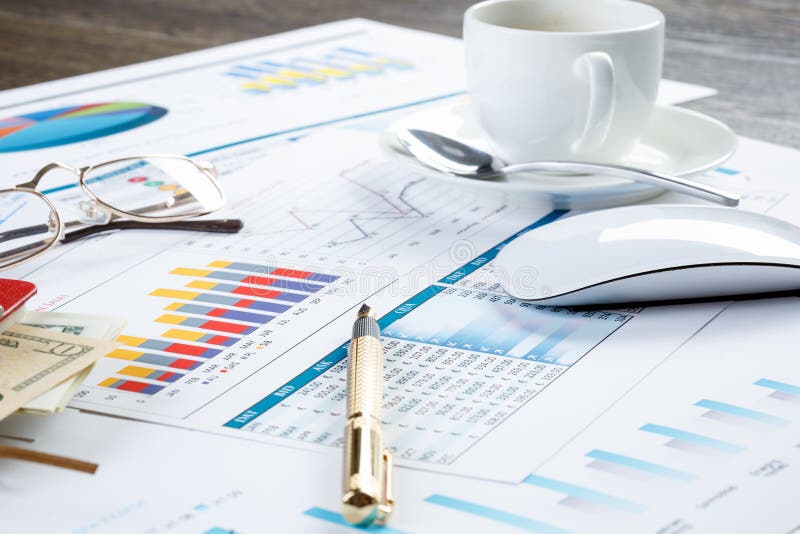 Diagrammes Et Graphiques Financiers Sur La Table Photo stock - Image du ...