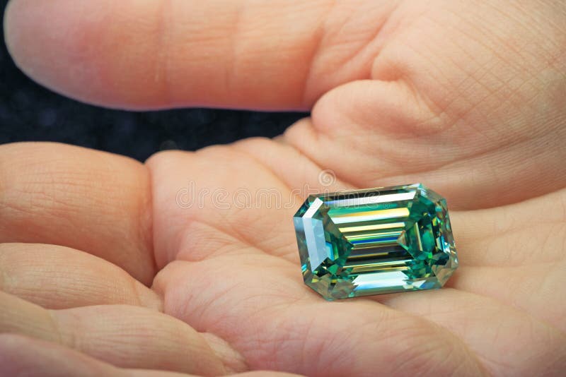 Diamant vert photo stock. Image du très, main, émeraude - 177823120