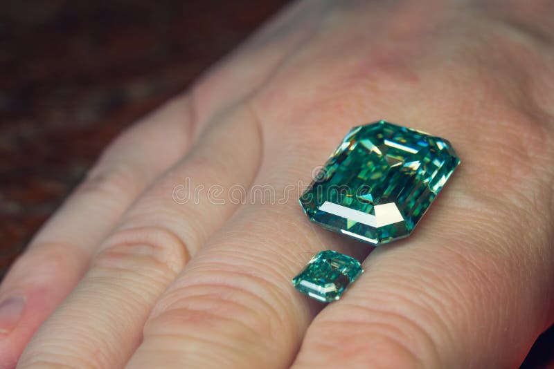 Diamant vert photo stock. Image du très, main, émeraude - 177823120