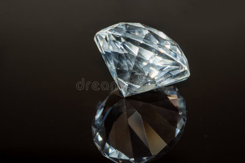 Diamante De Luxo Sobre Fundo Negro. Imagem de Stock - Imagem de ...