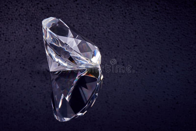 Diamante en fondo negro foto de archivo. Imagen de costoso - 130339584