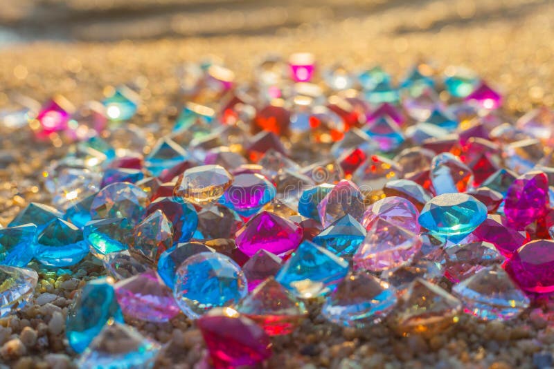 Pedras Preciosas Coloridas Na Praia Foto de Stock - Imagem de água ...