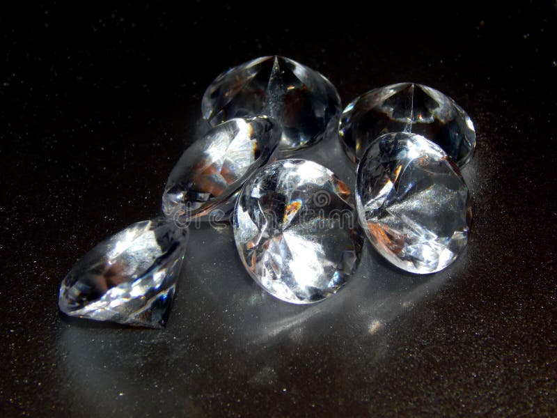 Diamantes Em Um Fundo Preto Foto de Stock - Imagem de anel, decorar ...