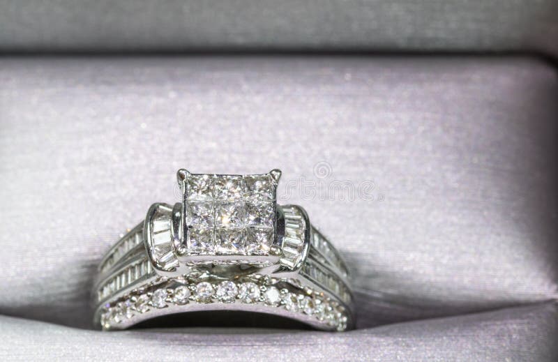 A Diamond Engagement. Ring in a Box with Glint/reflection. Shimmering ...