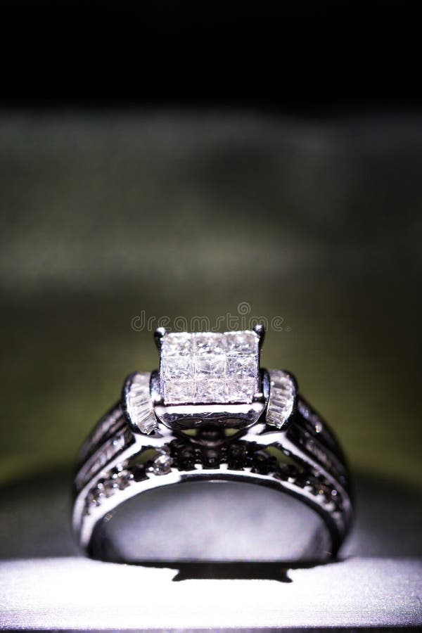 A Diamond Engagement Ring. in a Box with Glint/reflection. Shimmering ...