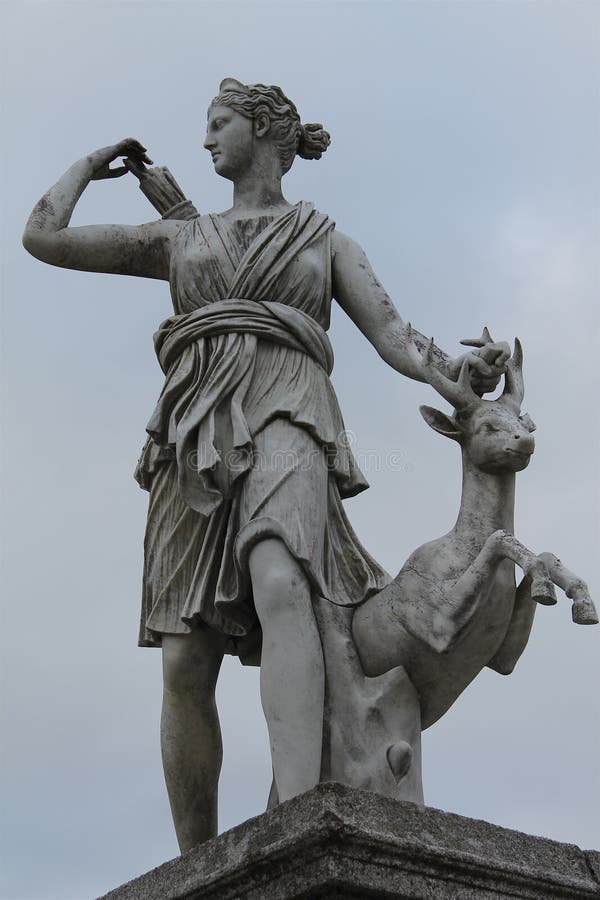Diana a Deusa Romana Da Lua E Da Caça Foto de Stock - Imagem de seta ...
