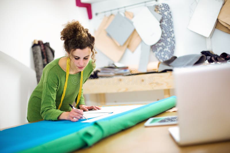 Dibujo de la modista imagen de archivo. Imagen de felicidad - 84175839