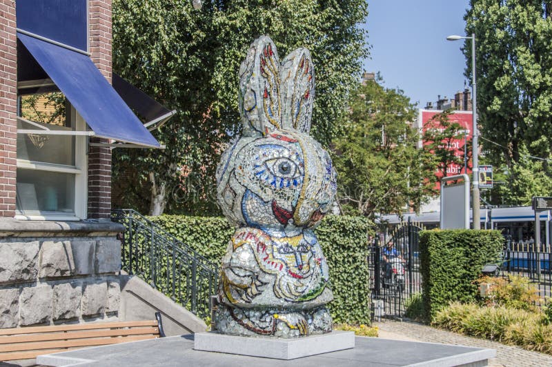 Estatua De Miffy Nijntje En Holtch En El Museo De Miffy En Utrecht La ...