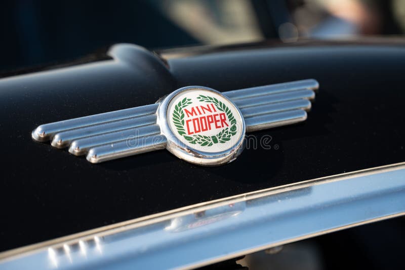 Die Absperrung Eines Emblems Eines Schwarzen Mini-Coopers Aus Jahrgang ...