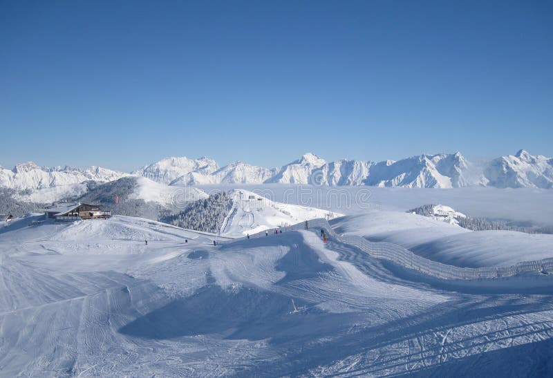 Iew Der Alpinen Berge Morgens Im Skiort Von Stockbild - Bild von ...