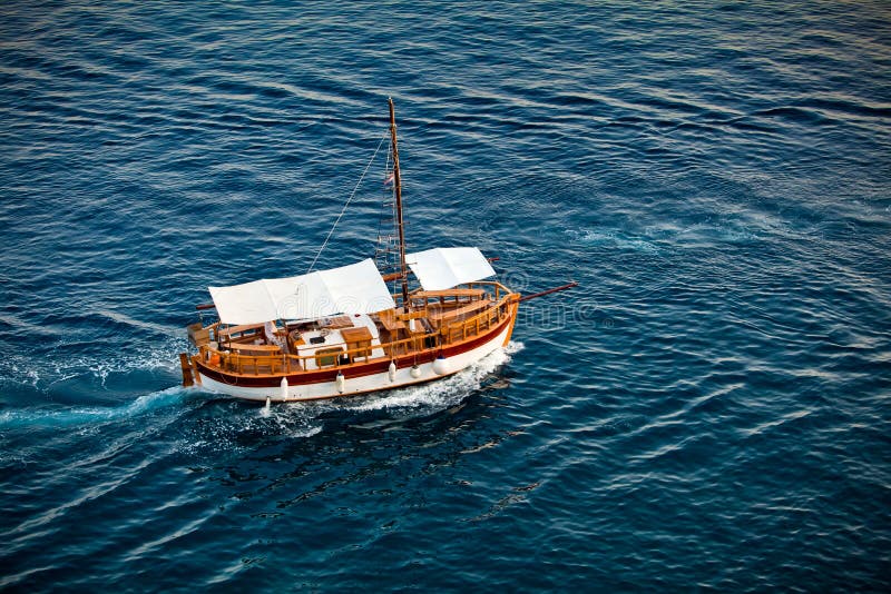 Altes Segelschiff in Meer stockbild. Bild von altes, meer - 56695803