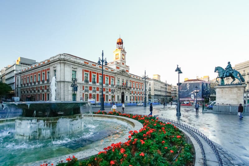 Die Alte Post Bei Puerta Del Sol, Kilometer 0, Madrid, Spanien ...