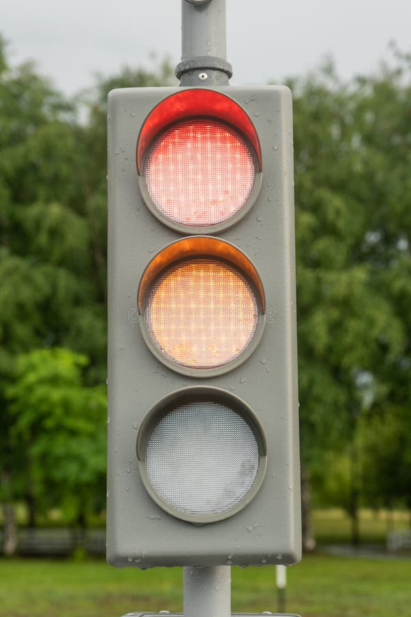 Die Ampel Rot Und Gelb Und Das Haltesignal Stockfoto - Bild von ...