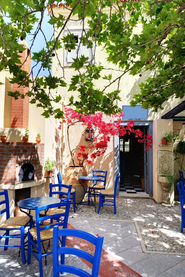 Die Amphore Mit Blumen Und Traditioneller Griechischer Tabelle ...