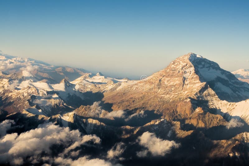 Die Anden in Chile stockfoto. Bild von grenzstein, landschaft - 17957486