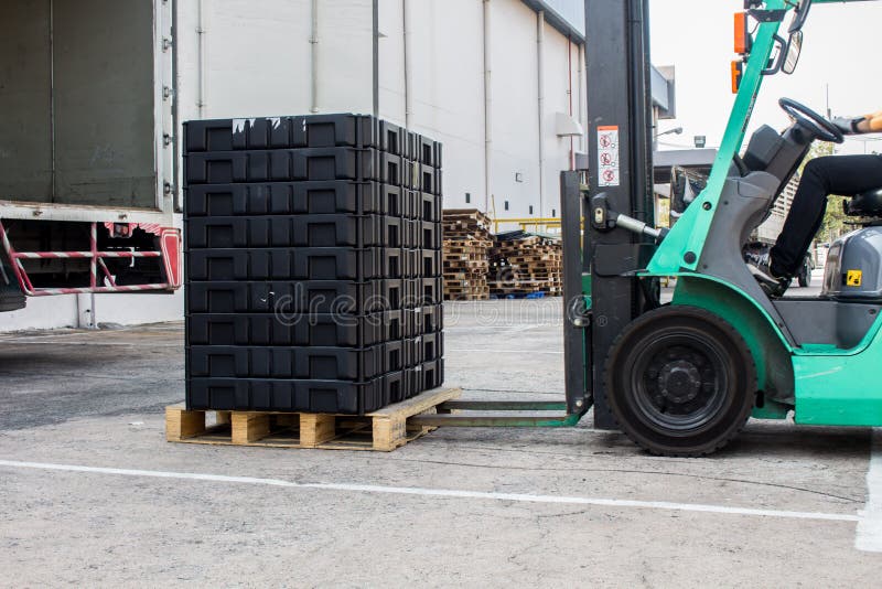Die Arbeitskraftladenpalette Mit Einem Gabelstapler in Einen LKW ...